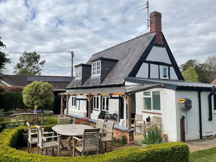 Historic Village Cottage - Cotswolds