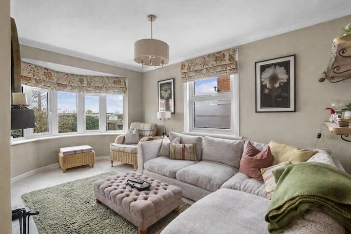 Victorian Charm At 
The Snug - Broadway