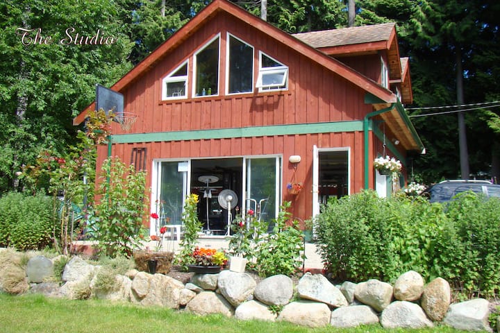 Highpoint Oceanview Studio - Roberts Creek