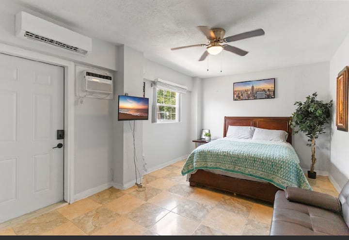 Spacious  Guest House Near Hard Rock Stadium - Miami Gardens, FL