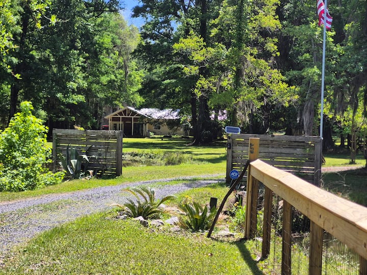 Quiet, Secluded Getaway - Hollywood, SC