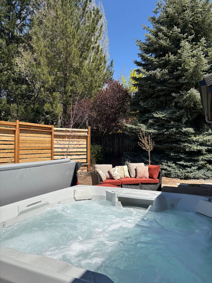 New Zen Spa Suite! Plush King Bed & Salt Water Spa - Reno, NV