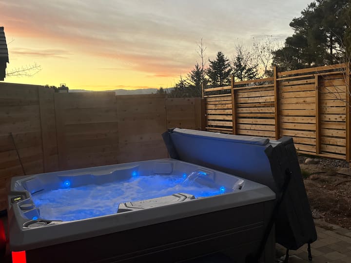 New Zen Spa Suite! Plush King Bed & Salt Water Spa - Reno, NV