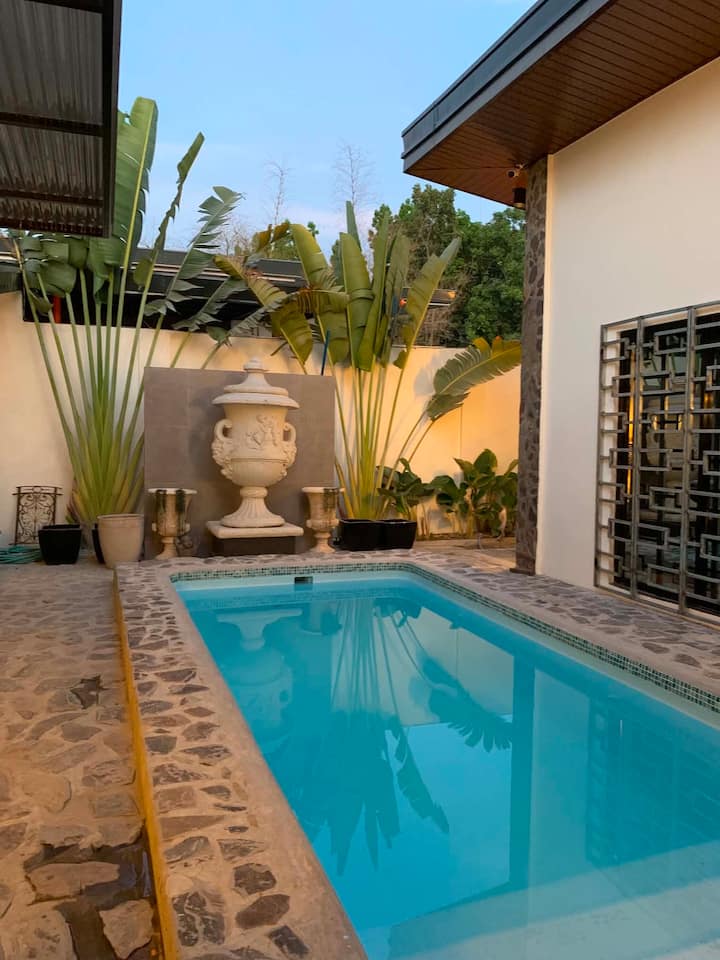 Casa De Lanquez Beautifully Renovated & Furnished - San Narciso