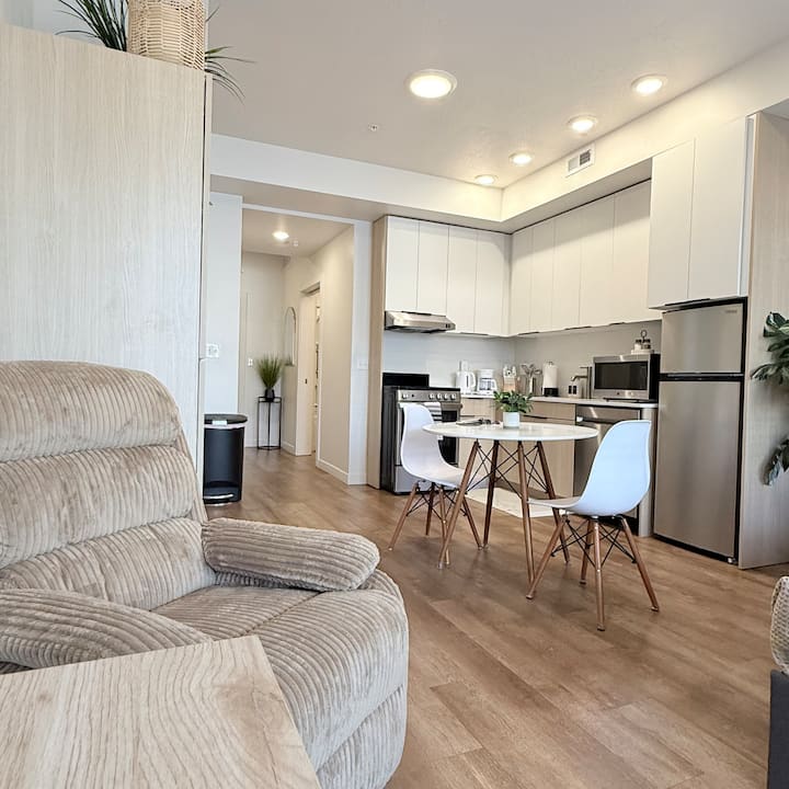 Downtown Slc Gem | King Bed + Pool + Parking - Salt Lake City