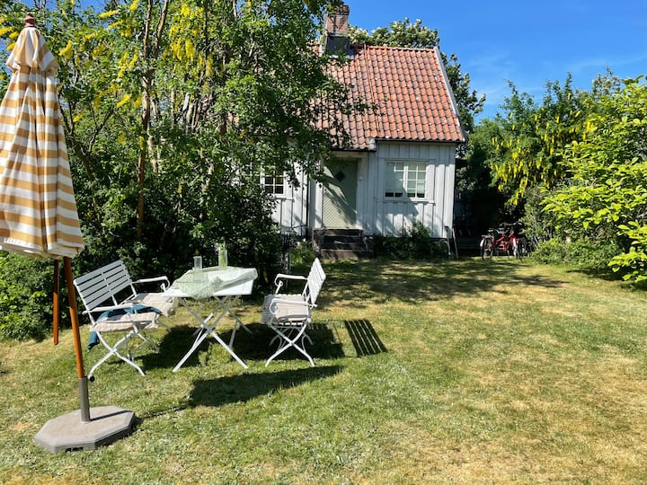 Unikt Hus I Strandbaden Med Stor Trädgård. - Viken