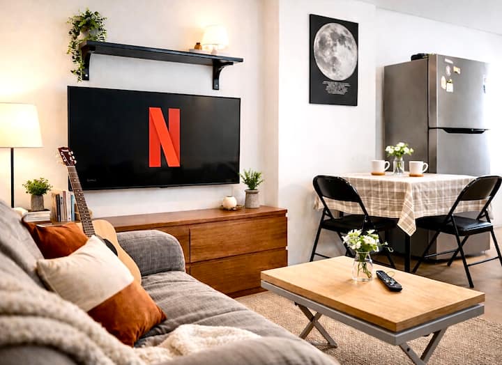 Penthouse Pool View Condo Wifi,netflix,books,games - Quezon City