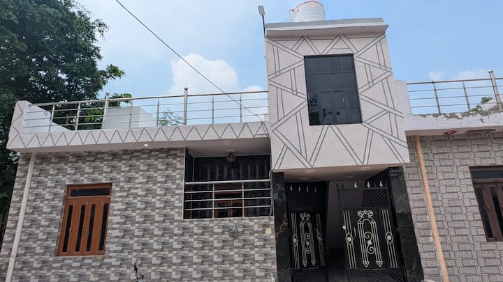 Calm & Cozy Home With Garden View - Mathura