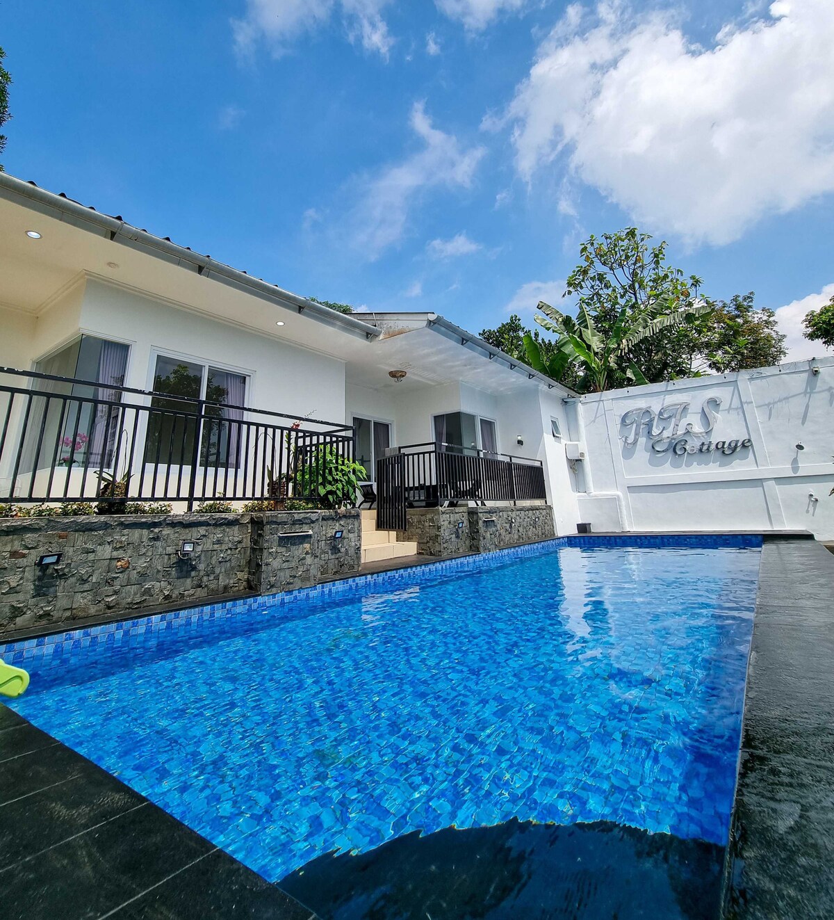 Rjs cottage 1 - Houses for Rent in Megamendung, West Java, Indonesia ...