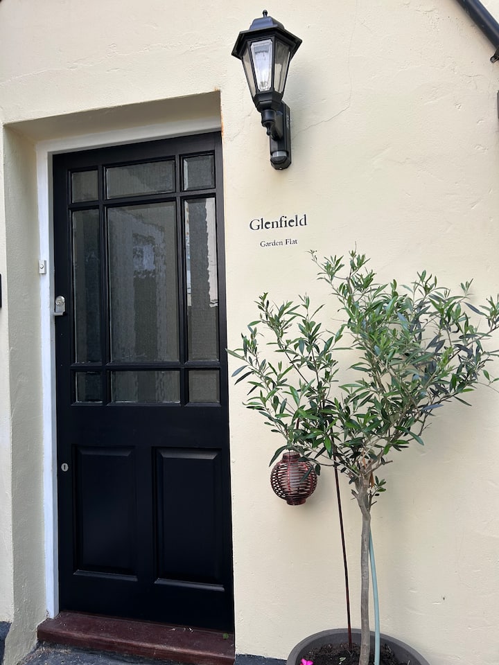 1 Bedroom Garden Flat In Esher - Hampton