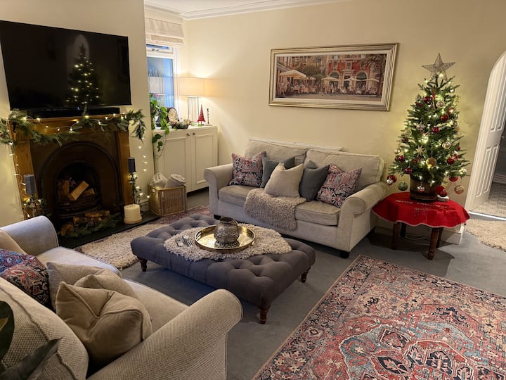 1 Bedroom Garden Flat In Esher - Surbiton