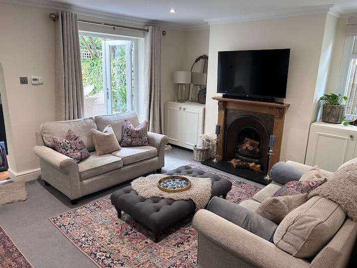 1 Bedroom Garden Flat In Esher - Surbiton