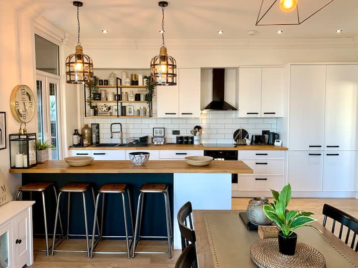 147 By The Sea. 2 Bed & Parking - Worthing Beach