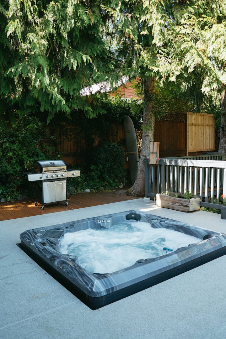 Large Group Cabin Retreat W/ Hot Tub Near Marina - Ucluelet