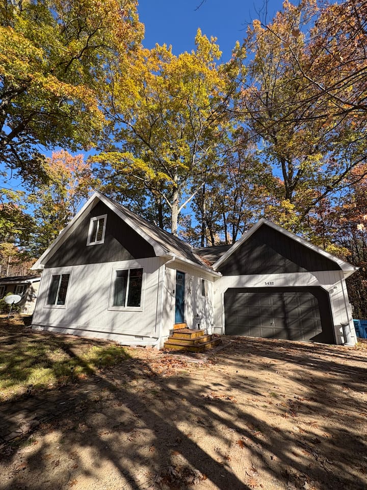 Higgins Lake Hideaway - Higgins Lake, MI