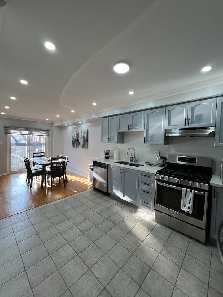 Private, Spacious & Modern Home - Yorkville University