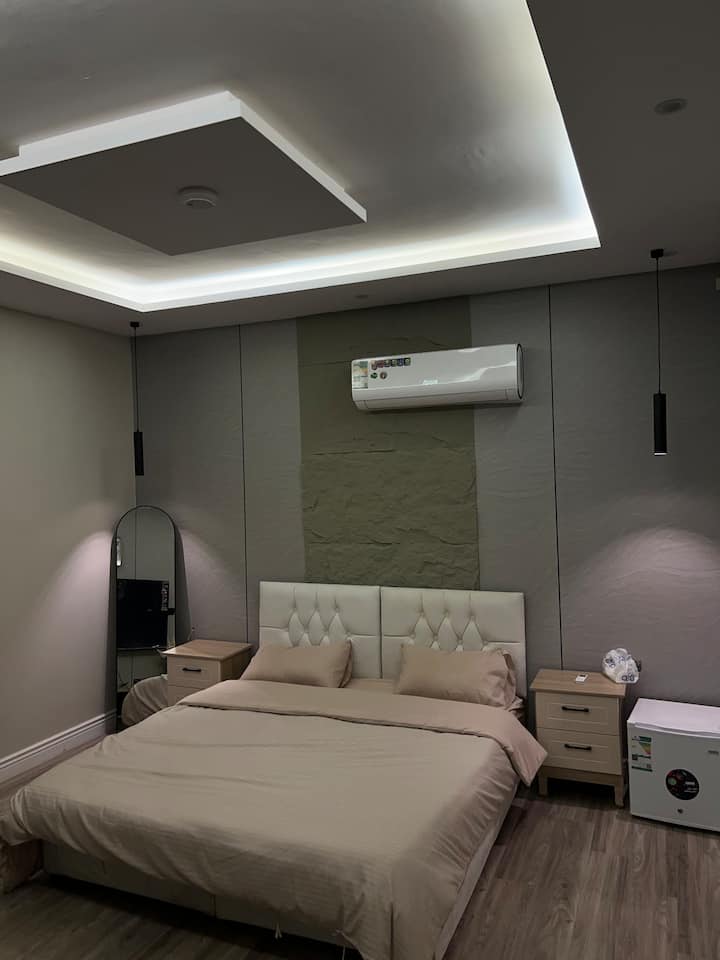 غرفة وصالة بجلسة سطح أنيقة راقيه - Riyadh