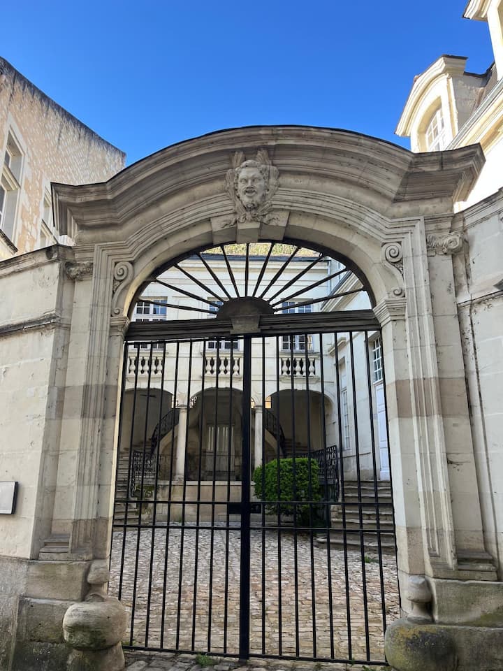 Le Logis Du Gouverneur De Chinon: Lieu D’exception - Chinon