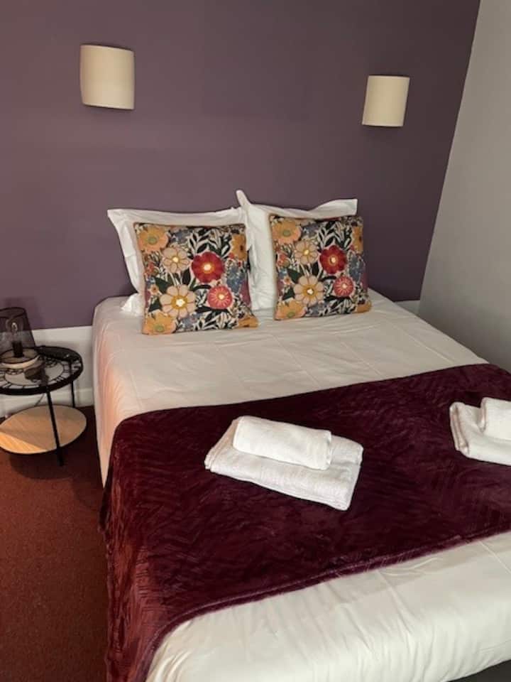 Chambre Individuelle Grand Lit Avec Sdb - N°6 - Saumur