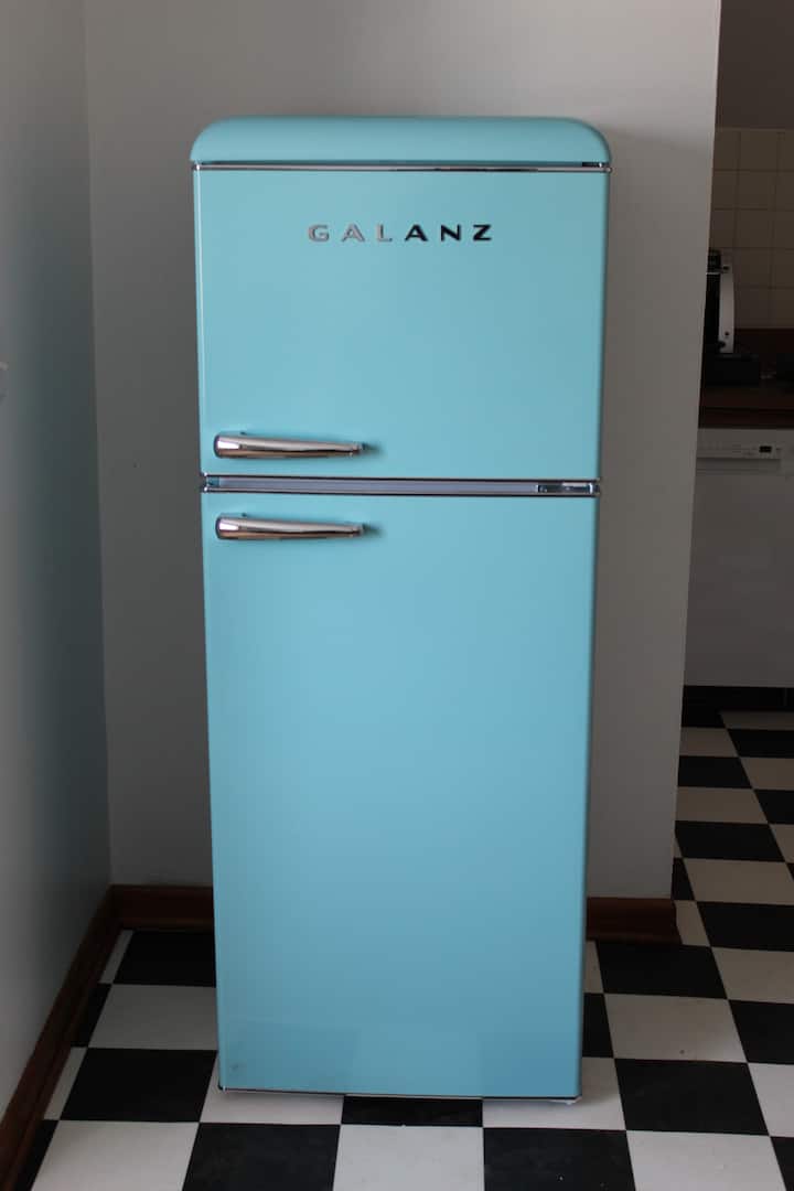 Centrally-located Modern Mid-century Modern Apt - Milwaukee, WI