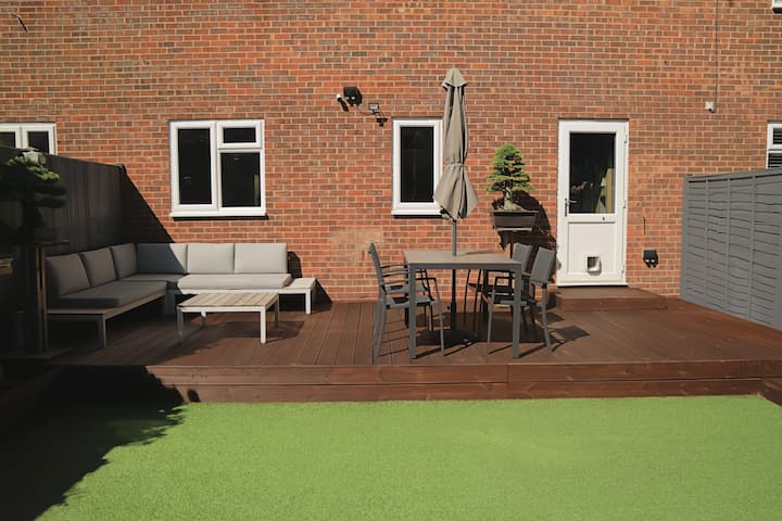 2 Bed House | Gatwick | Parking - Crawley