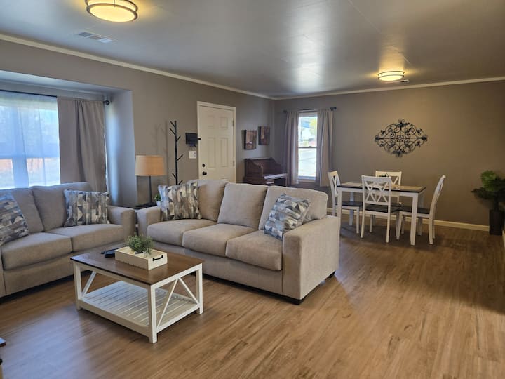 Cozy Corner- 2bed 1ba House W/garage - Eureka, CA