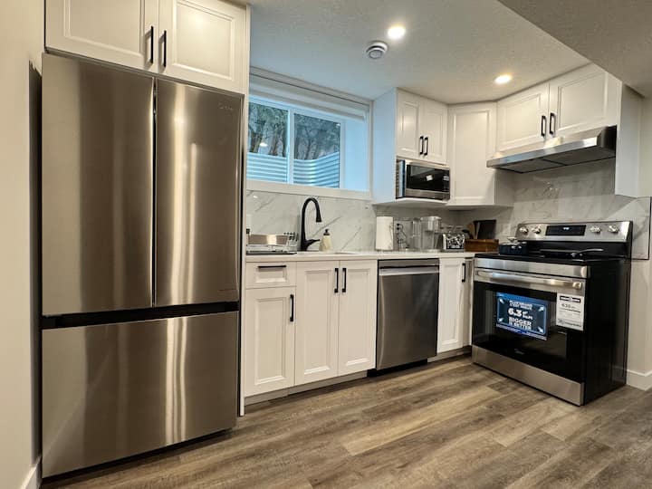 Modern & Stylish 2-bedroom Basement Suite - Calgary