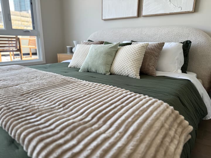 Private Suite • King Bed • Ensuite • Patio - Ottawa