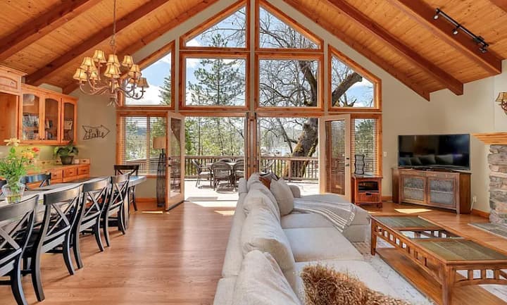 Bass Lake Luxury Cabin With Lake Views & Boat Slip - Bass Lake, CA