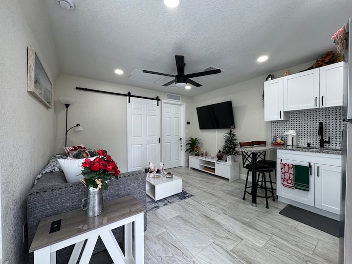 Sunshine Vibes / Stylish Escape Near Fort Myers - Lehigh Acres, FL