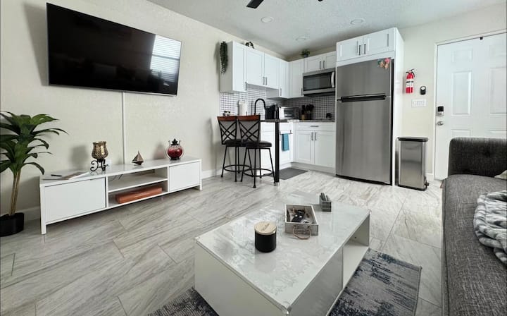 Sunshine Vibes Near Fort Myers Airport - Lehigh Acres, FL