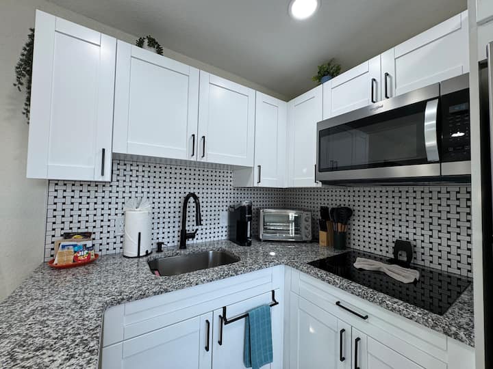 Sunshine Vibes Near Fort Myers Airport - Lehigh Acres, FL