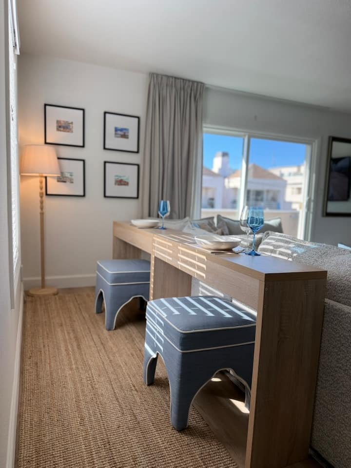 Bright Upstairs Unit Steps To The Sand W/ Parking - Newport Beach, CA