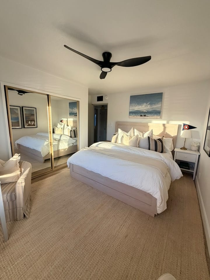 Bright Upstairs Unit Steps To The Sand W/ Parking - Newport
