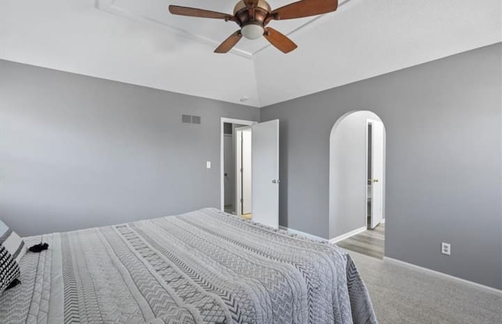 Room W Private Bath In Ovp Near Hwy 69 And 95th - Overland Park, KS