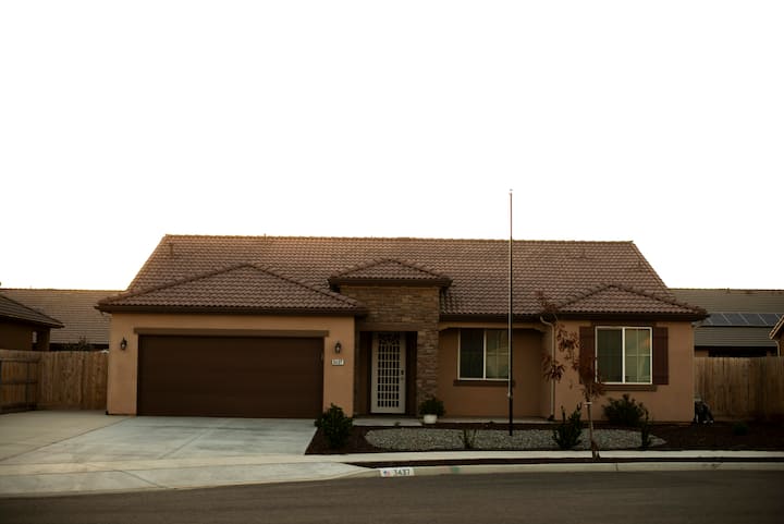 Snp Basecamp, Ev Charge, King Bed, Backyard Oasis - Visalia, CA