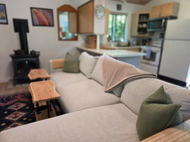 Newly Renovated, Light-filled Cabin - Tsawwassen