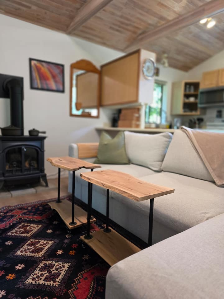 Newly Renovated, Light-filled Cabin - Tsawwassen