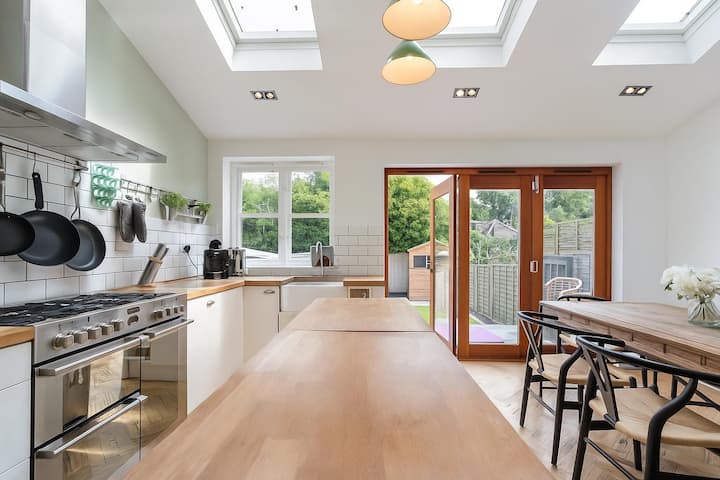 Entire 3 Bedroom House - Croydon