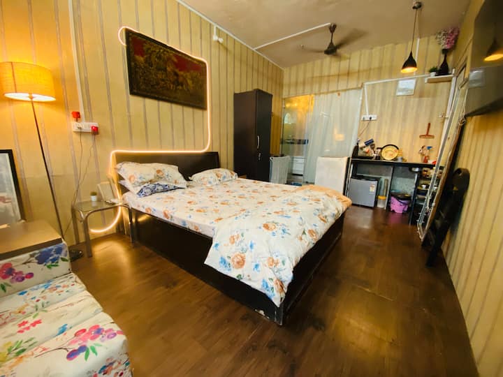 Cozy Studio Apartment Near Versova Beach - Mumbai
