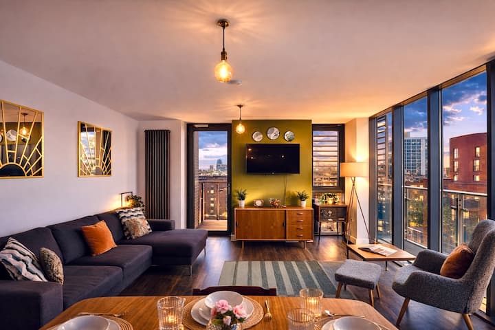 Canary Wharf Escape | Private Wraparound Balcony - London