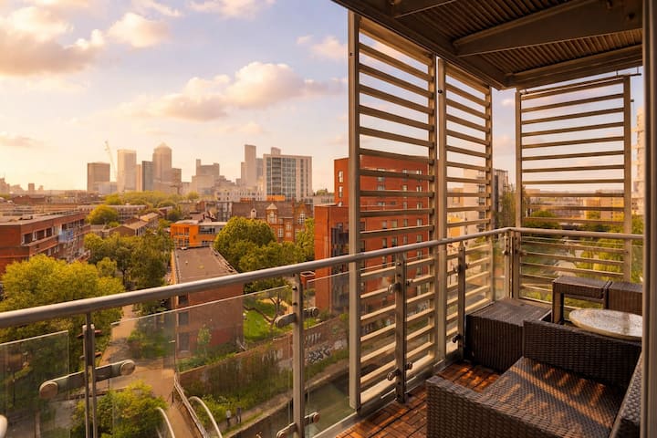 Canary Wharf Escape | Canal Views & City Lights - Central London