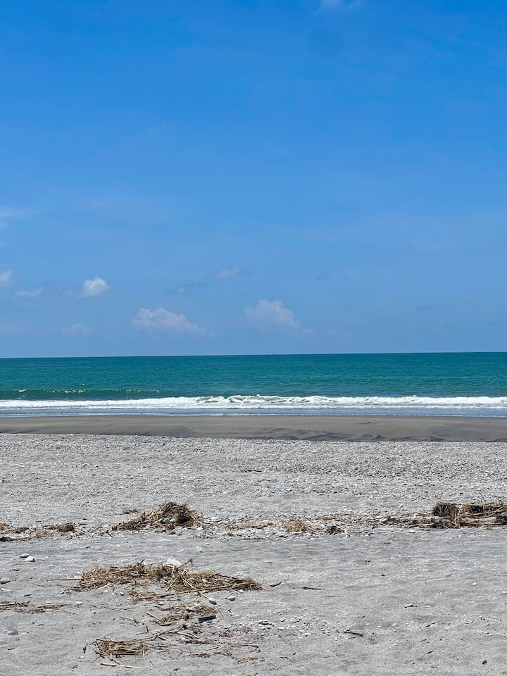 Beehive Beach House For 8 Pax - San Narciso