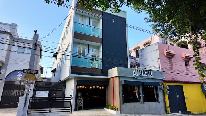 La Placita Top Floor! | 2 Apts, Sleeps 10+ - San Juan