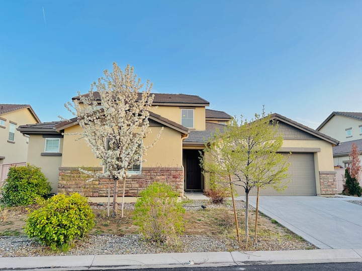 Spacious Sun-drenched Retreat/sleeps 16 - Reno, NV