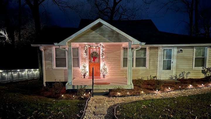 Walk Downtown, Entire House, Fire Pit, Yard - Dahlonega, GA