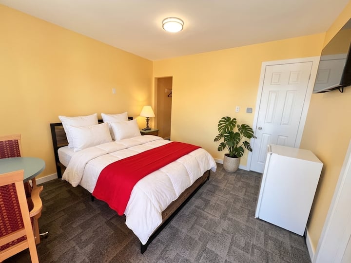 Persepolis Inn - 1 Queen Bed - Niagara Falls