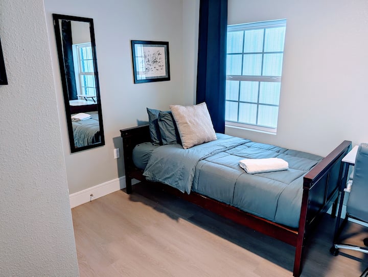Spacious Room With A Twin Bed - 達拉斯