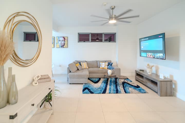Luxury 1br Apt W/infinity Pool | Mountain Views - Kingston, Jamaica