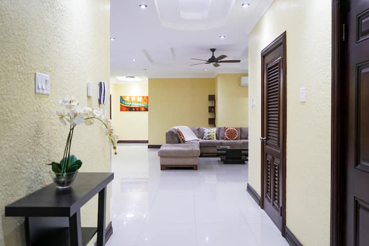 Vista Solará Luxury 2b/r W/pool/jacuzzi - Kingston